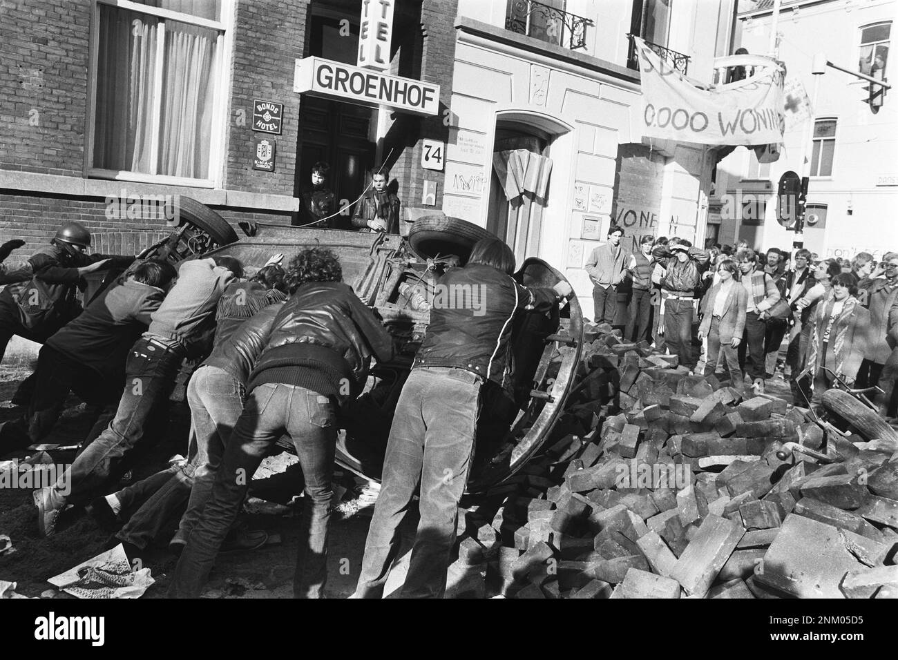 Netherlands History: Barricades around squatters in Vondelstraat ...