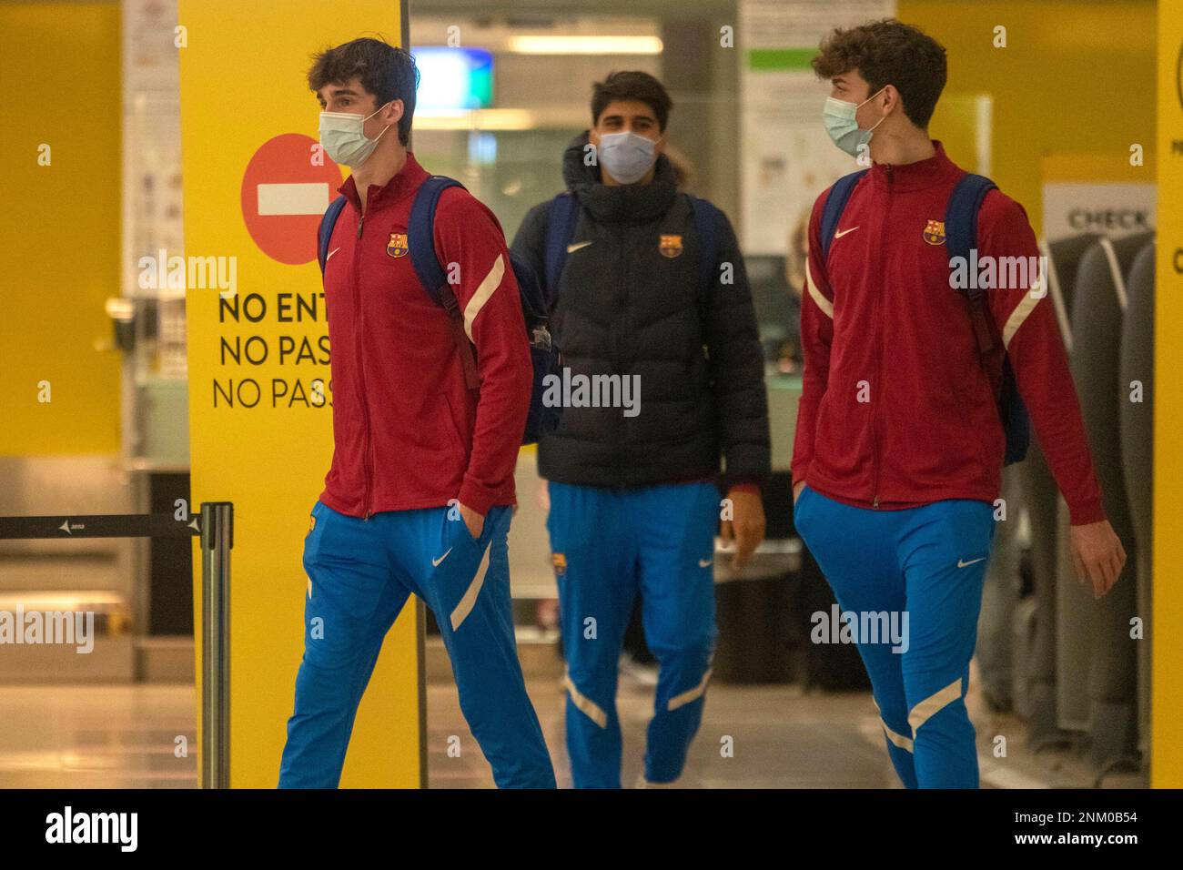 Pablo Urdangarin at the airport with his teammates on January 26, 2022 ...