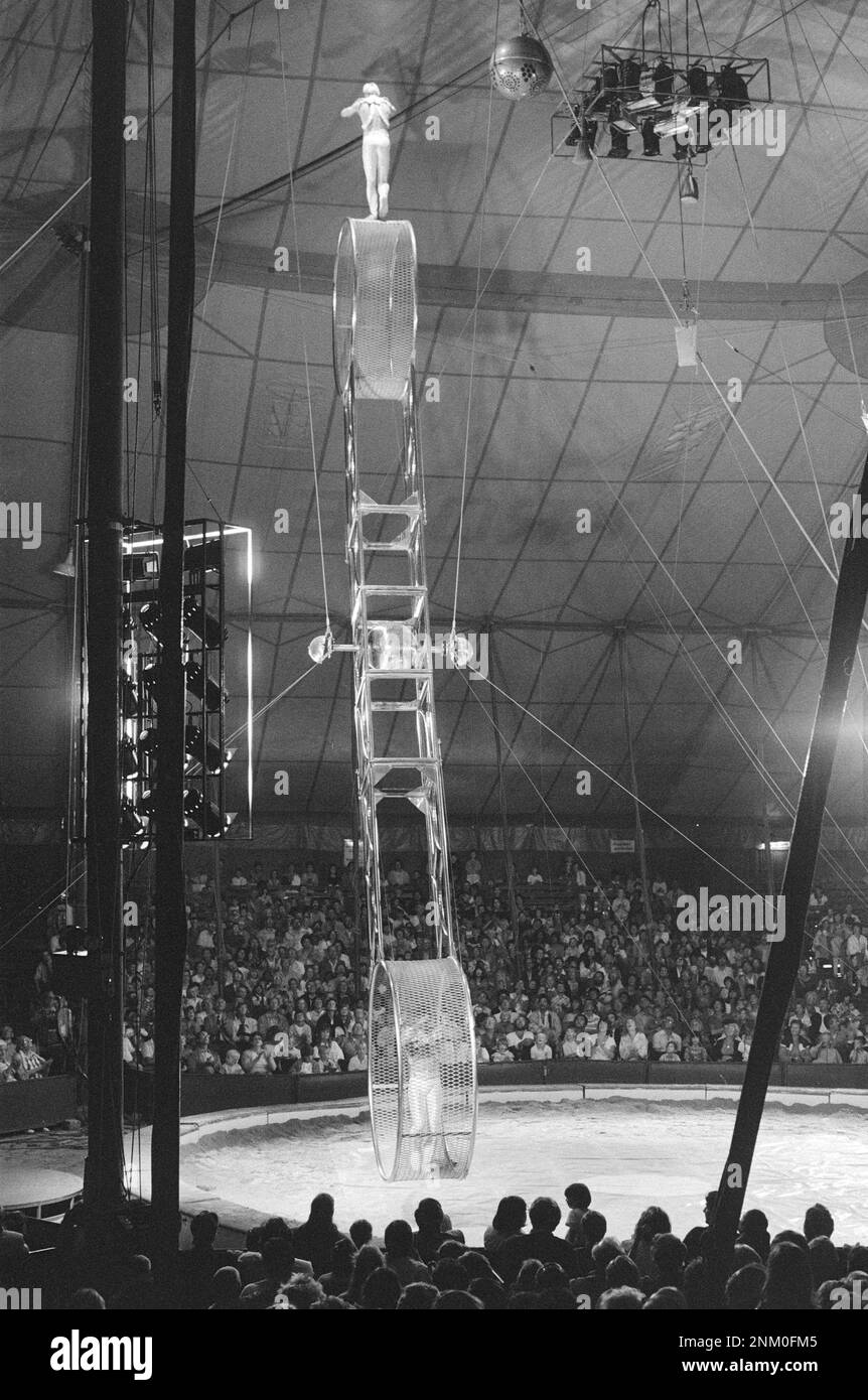 1980s circus acrobats hi-res stock photography and images - Alamy