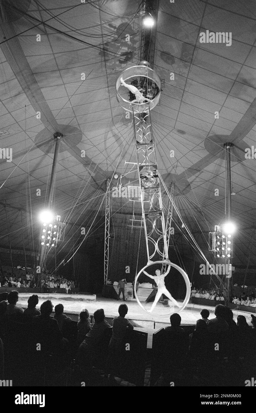 1980s circus acrobats hi-res stock photography and images - Alamy