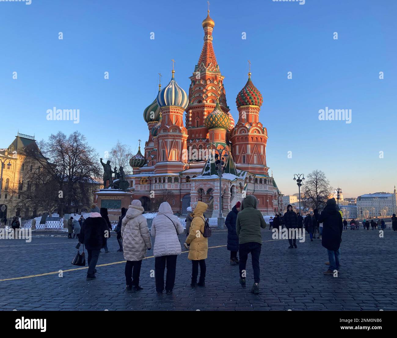 Moskau, Russia. 23rd Feb, 2023. - People stroll through Red Square on ...