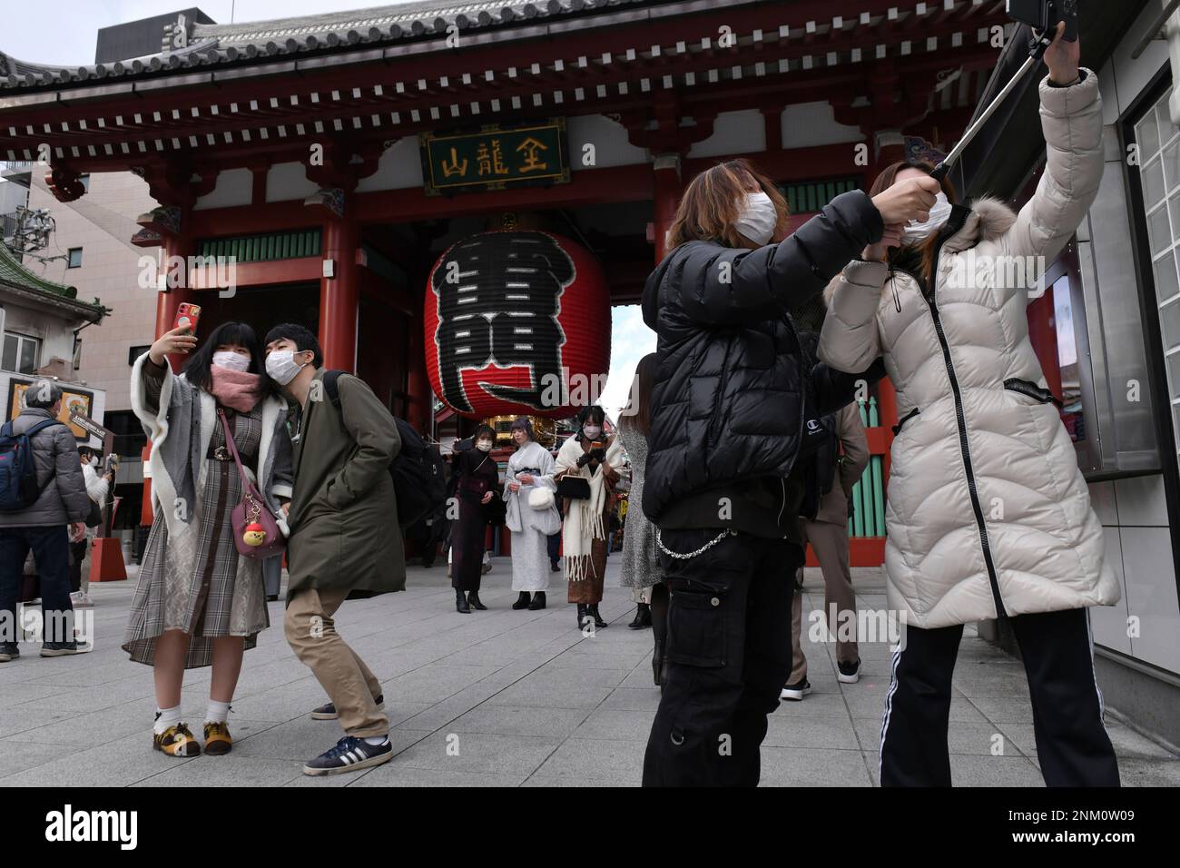 A picture takenon Jan. 13, 2022 shows Kaminari-mon gate in Asakusa ...