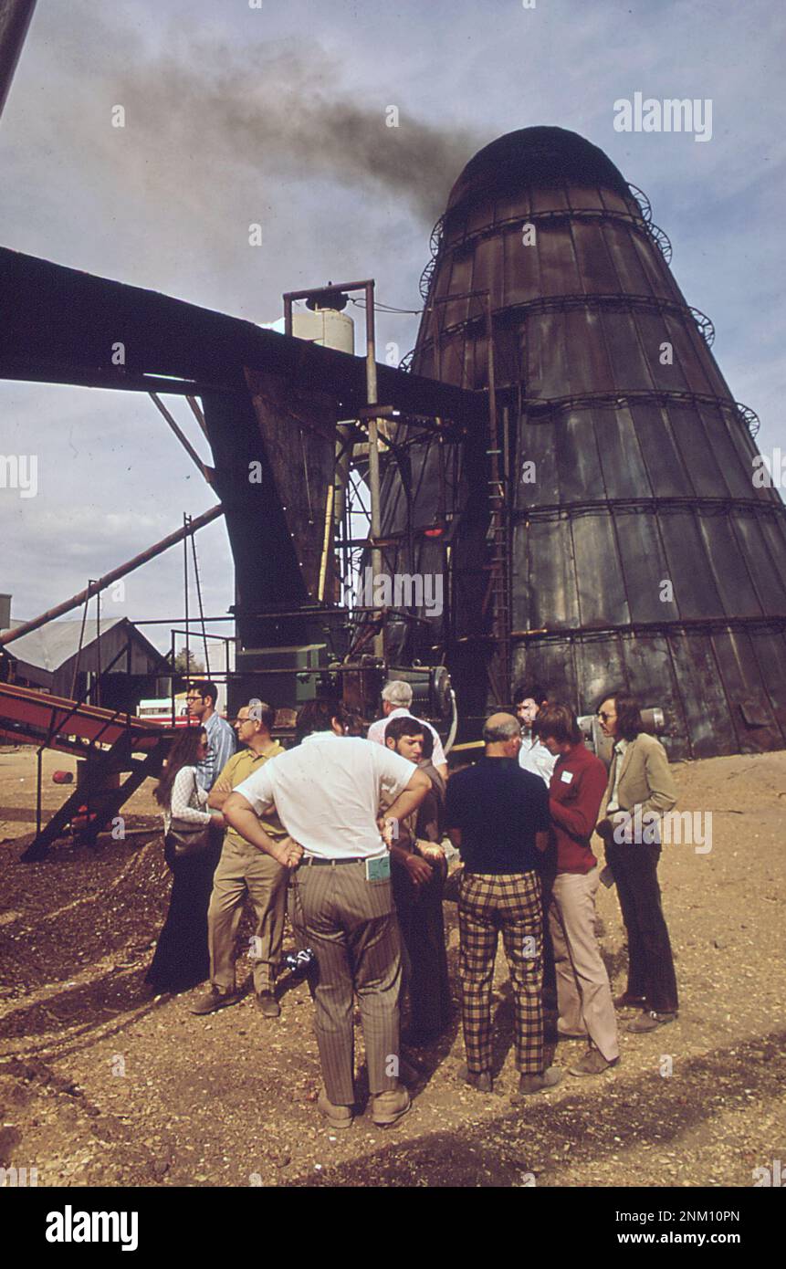 1970s America: Members of the South Pine Association take a tour of the ...