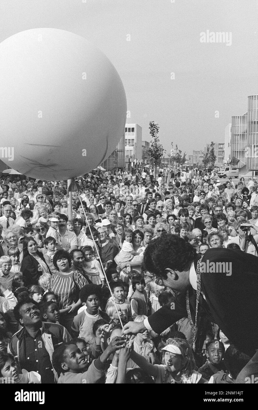 Mayor Van Thijn of Amsterdam opens the Reigersbos shopping center in ...