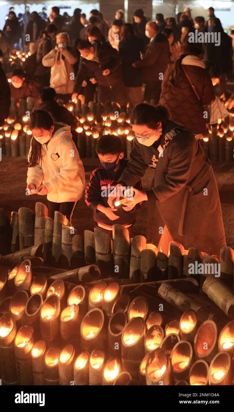 Hundreds of people offer a silent prayer for the victims of the Great ...