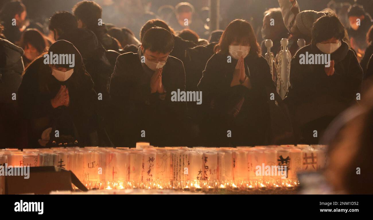 Hundreds of people offer a silent prayer for the victims of the Great ...