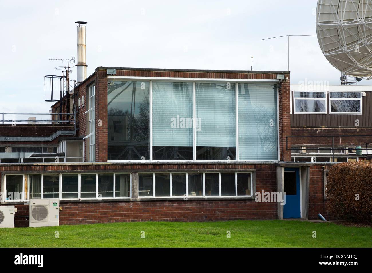 Bank windows 1950 hi-res stock photography and images - Alamy