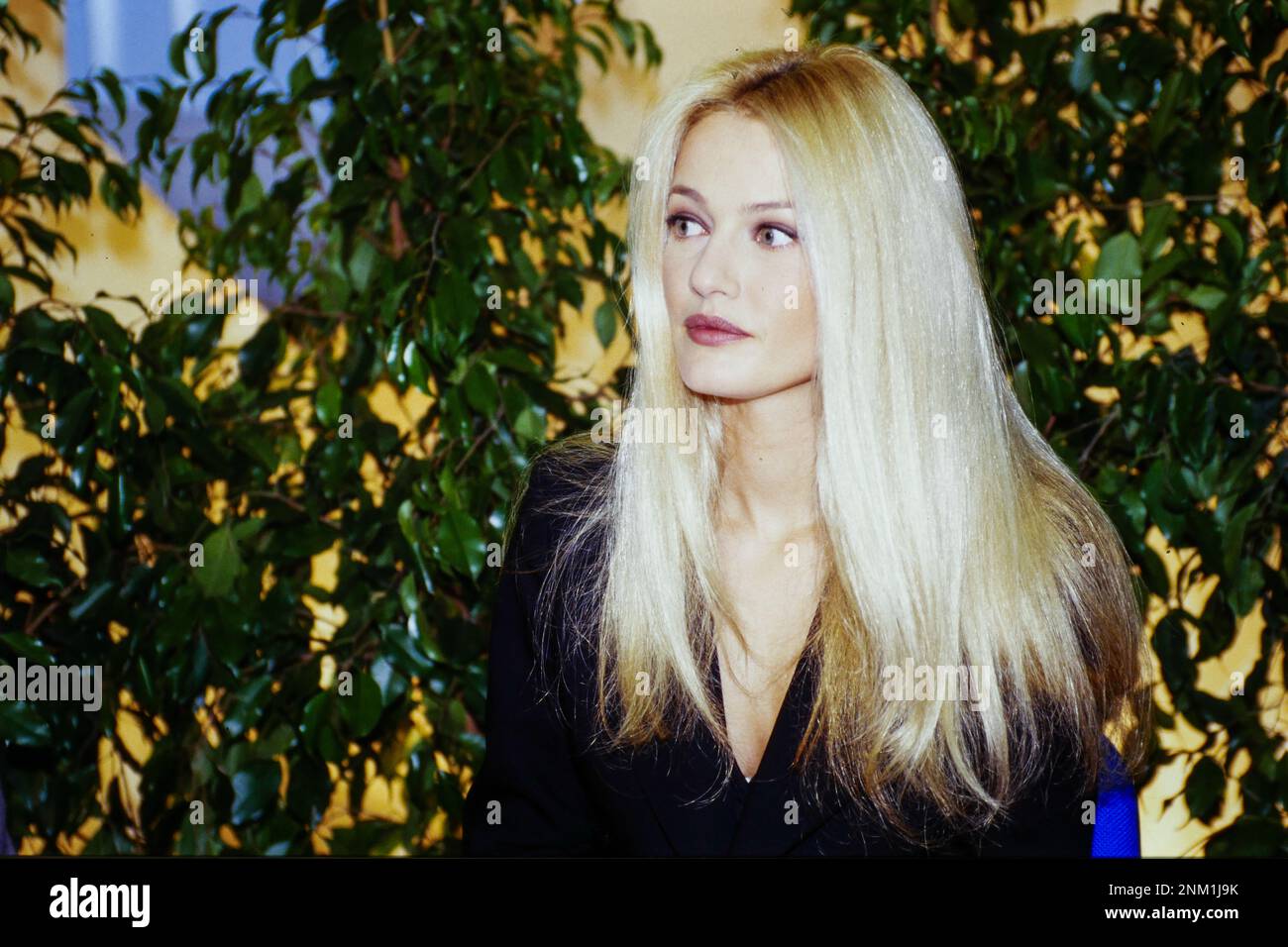 Archives 90ies: American model Karen Mulder attends press conference on ...