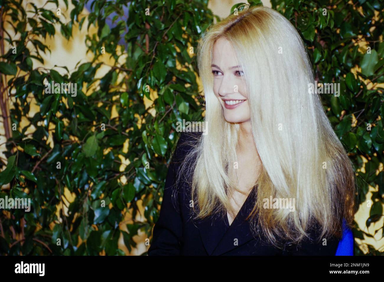 Archives 90ies: Dutch model Karen Mulder attends press conference on ...