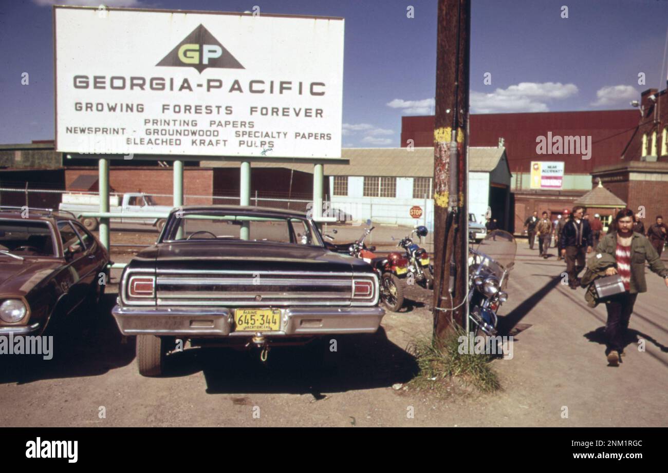1970s United States: Change of shift at Georgia Pacific paper mill ...