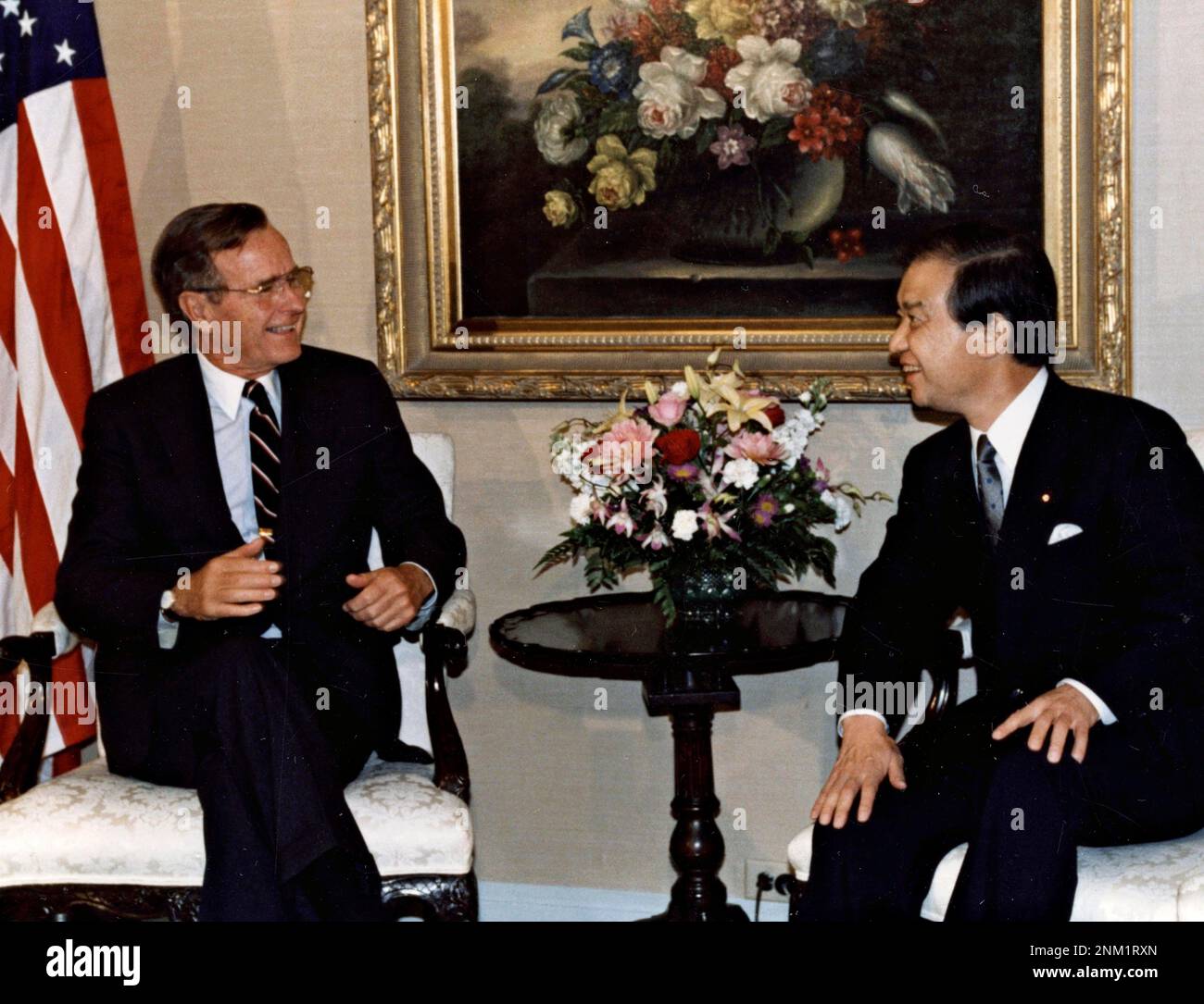Japanese Prime Minister Toshiki Kaifu (R) and US President George Bush ...