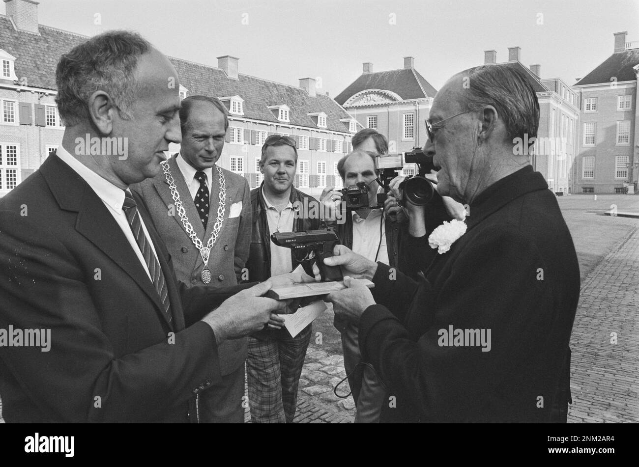 Prince Bernhard fires the starting shot for the Palaces relay, for the ...