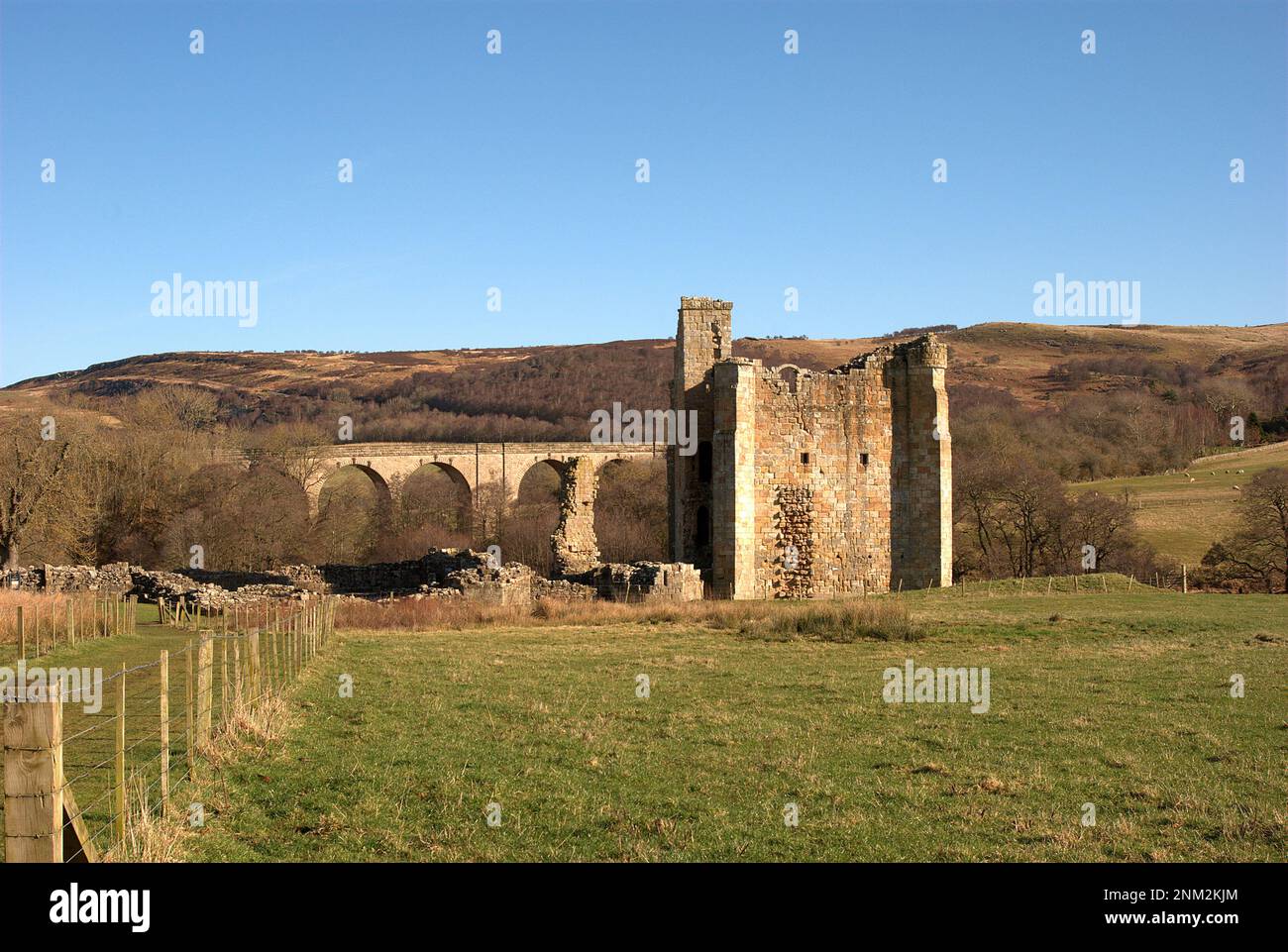 Edlingham Castle and old arched bridge in winters sunshine Stock Photo ...