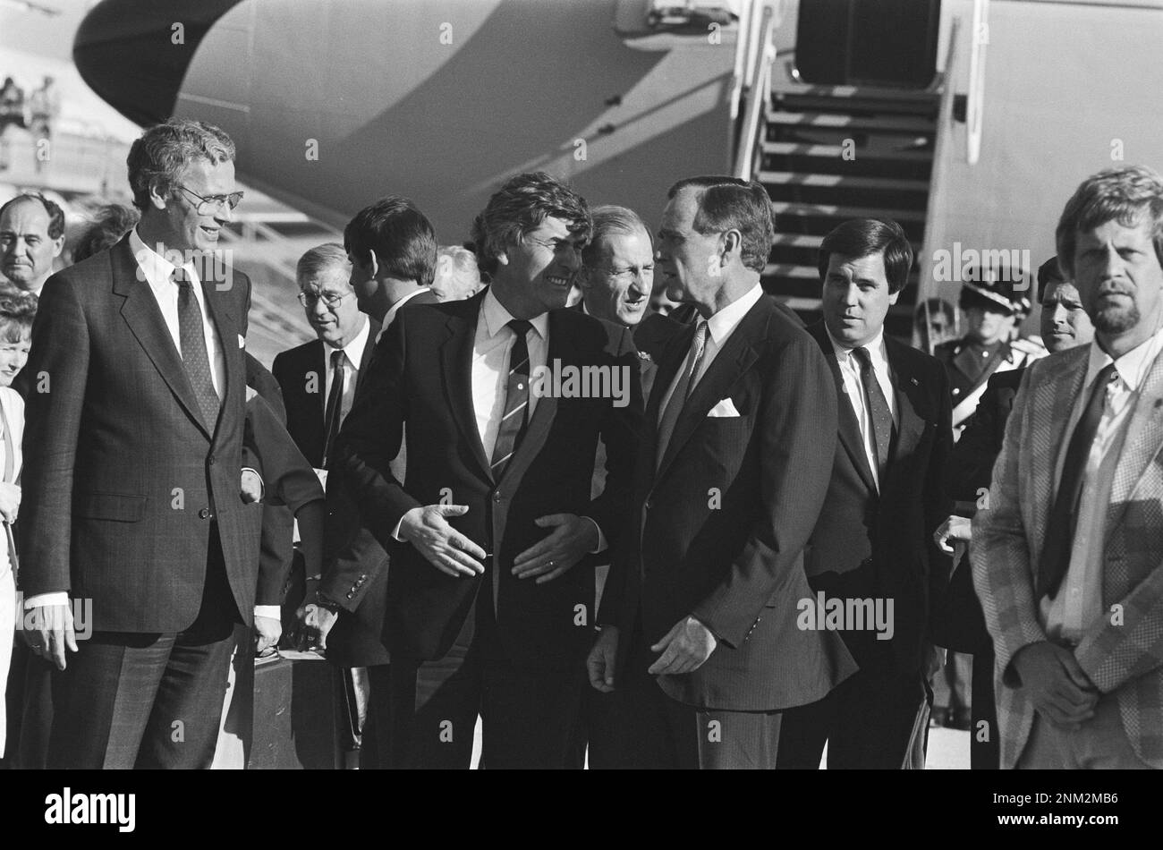 Visit US Vice President Bush; the welcome at the airplane stairs by ...