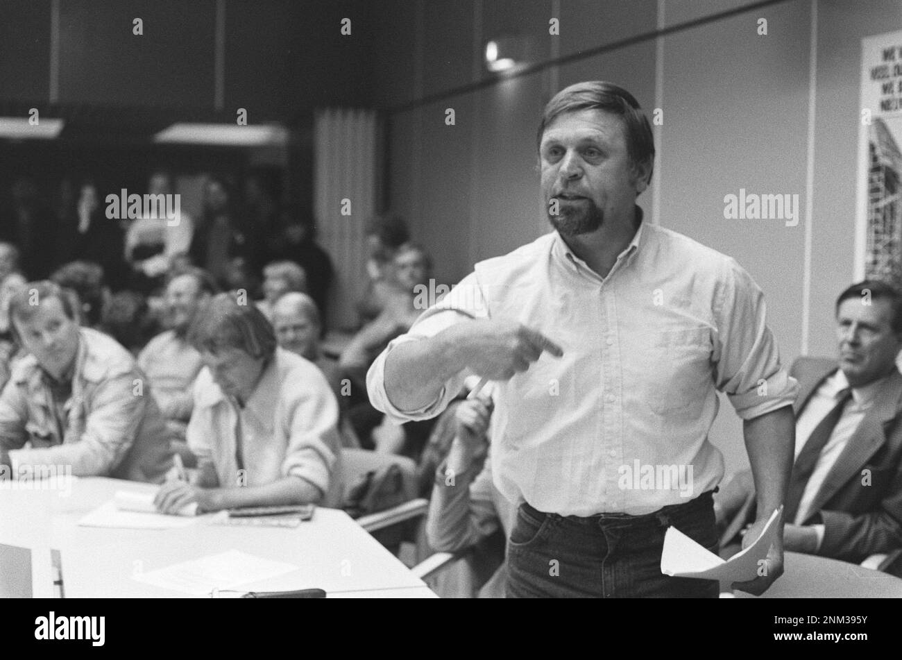 Heated discussion between residents of Amsterdam Noord with city ...