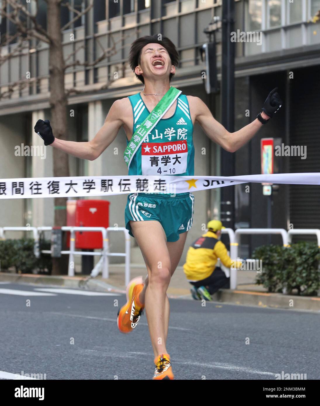 Hironobu Nakakura, an anchor runner of Aoyama Gakuin University ...