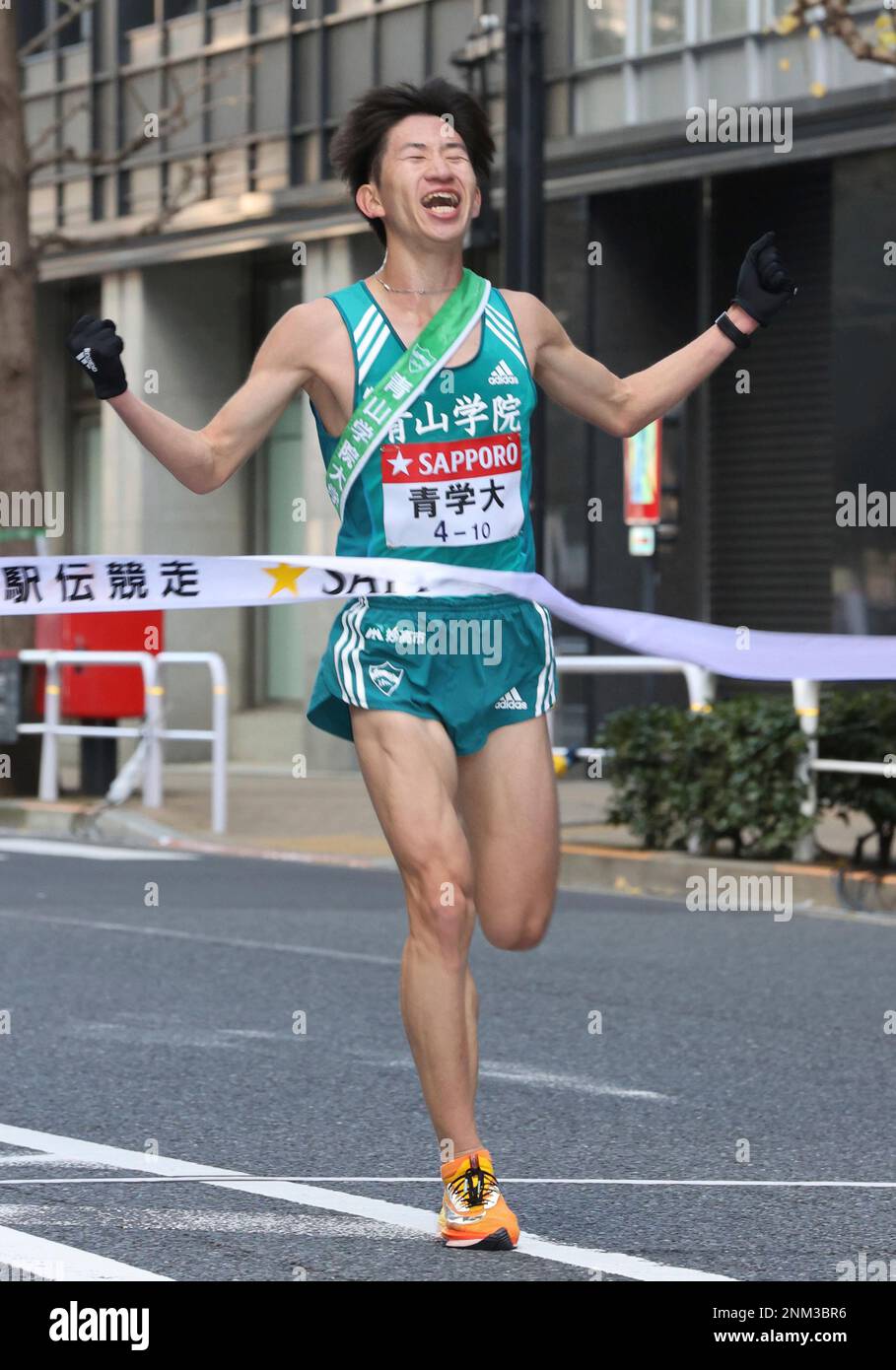 Hironobu Nakakura, an anchor runner of Aoyama Gakuin University ...