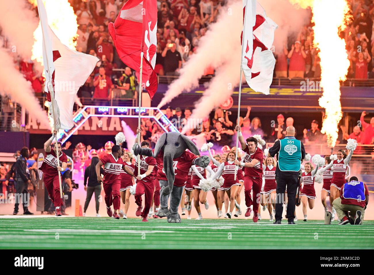 Alabama takes the field during a game between the Cincinnati Bearcats ...