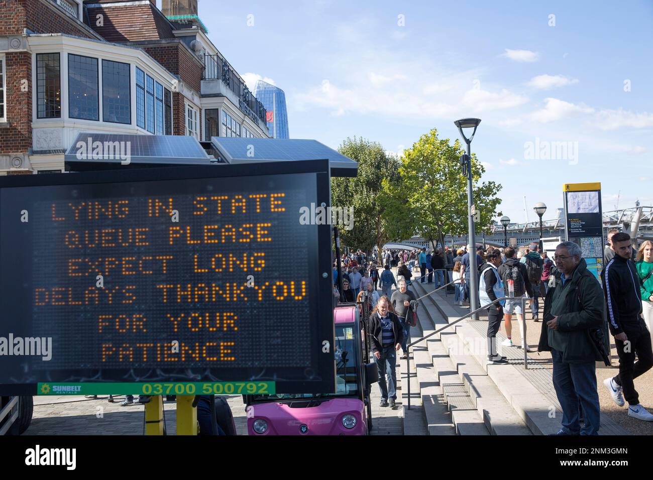 People queue and wait for the lying-in-state to pay their respects to ...