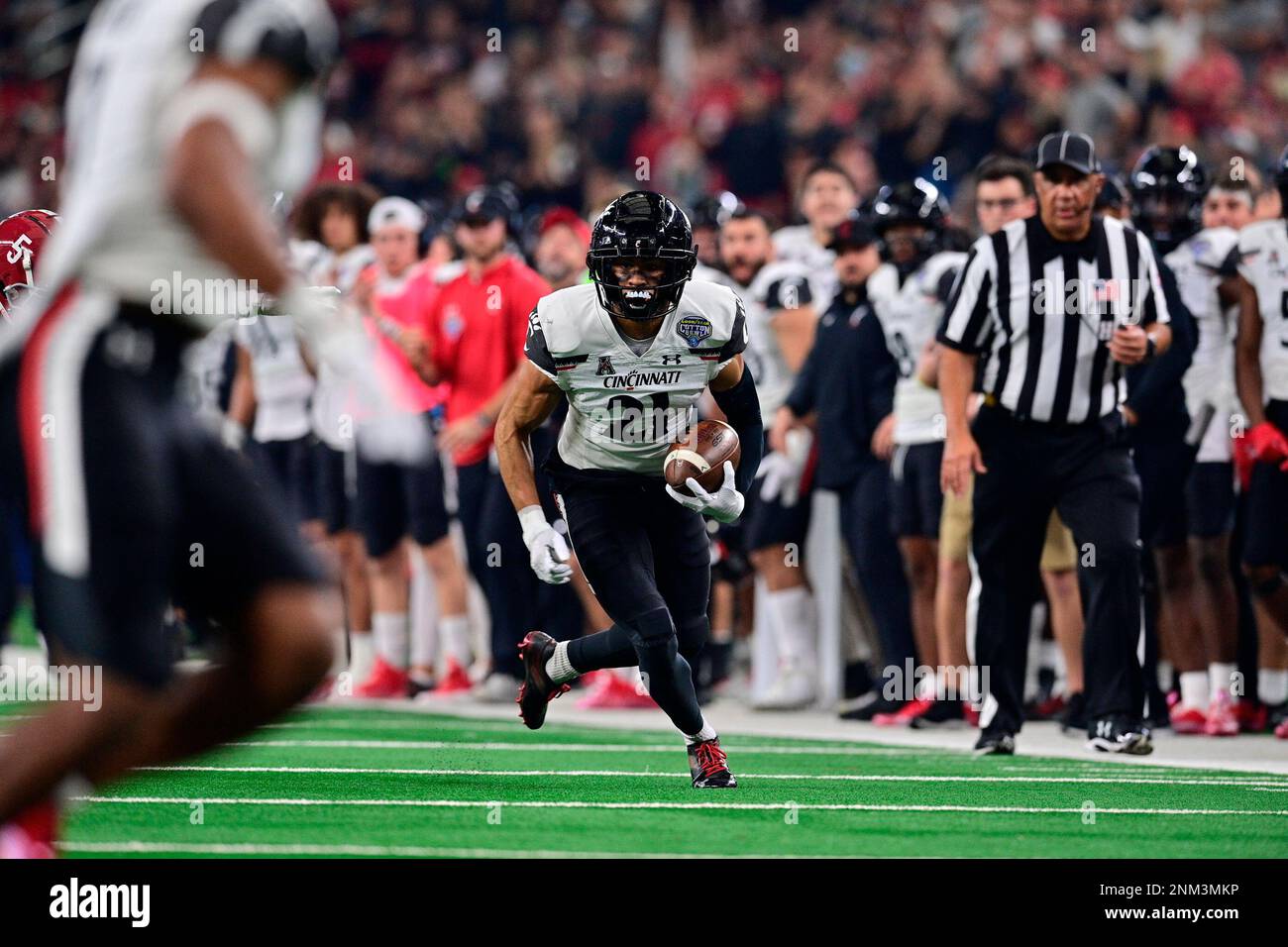 Cincinnati Bearcats wide receiver Tyler Scott (21) runs for a first ...