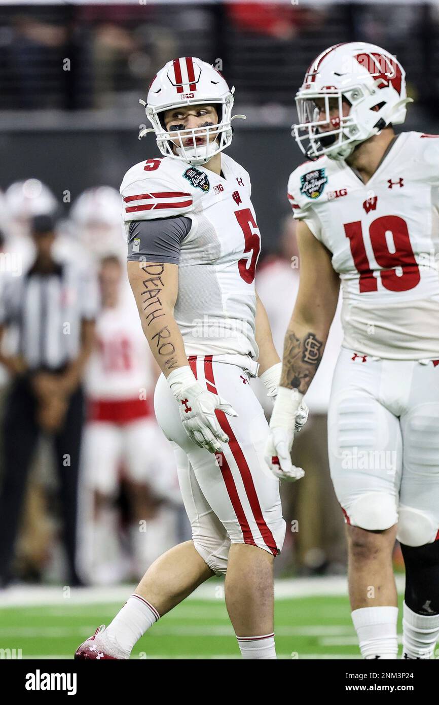 December 30, 2021: Wisconsin Badgers linebacker Leo Chenal (5) shows ...