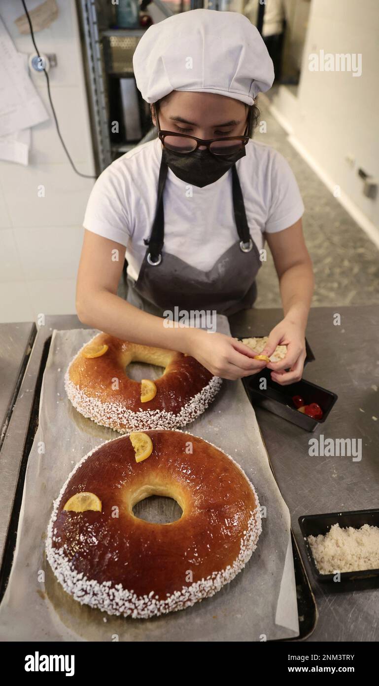 An employee decorates a 'Roscón de Reyes', in the bakery La Magdalena ...