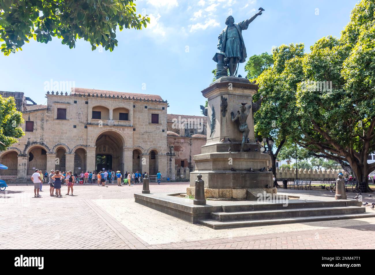 Colombus statue and Cathedral of the Americas, Columbus Park (Parque ...