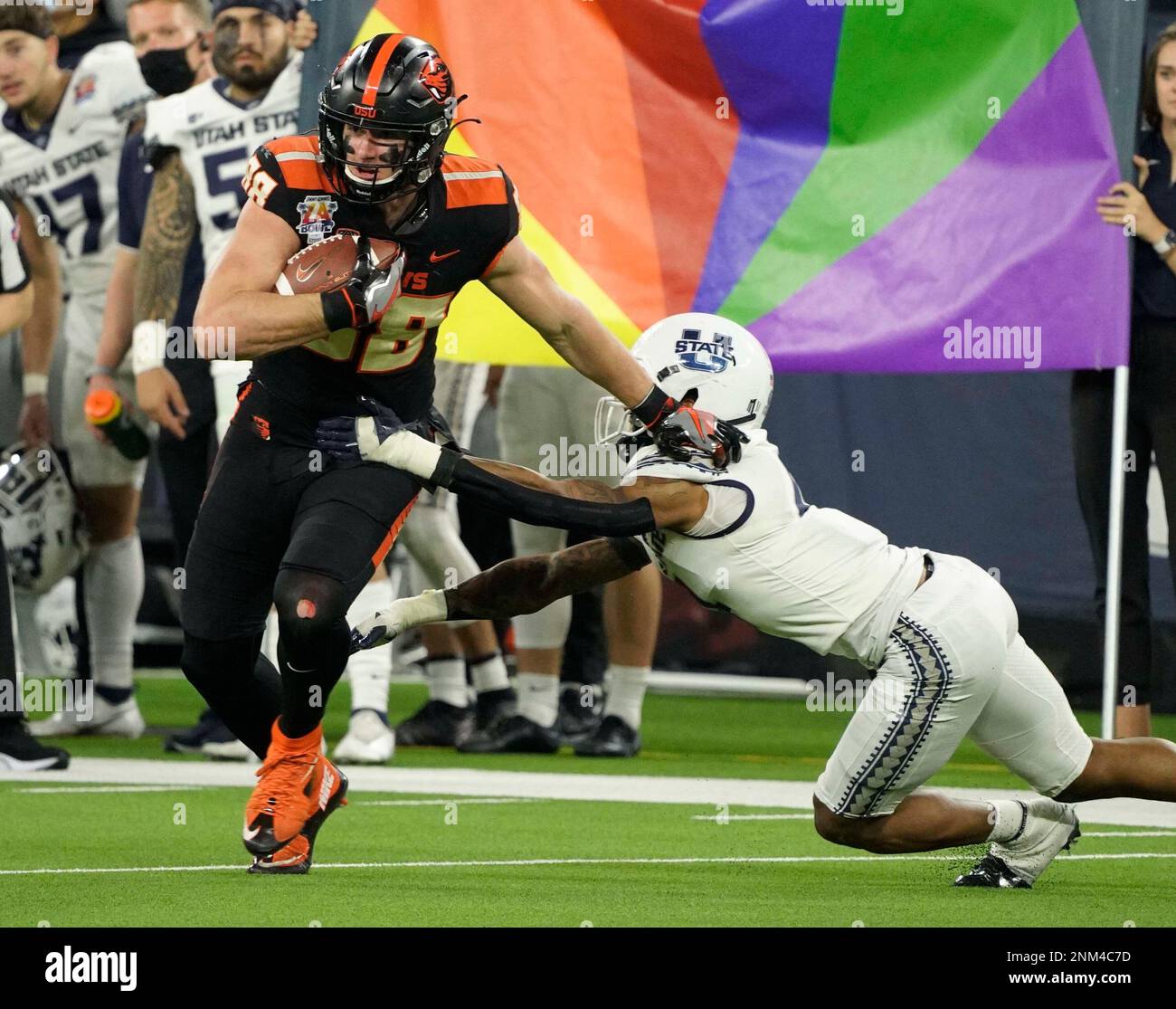 Oregon State wide receiver Luke Musgrave (88) makes a play with the ...