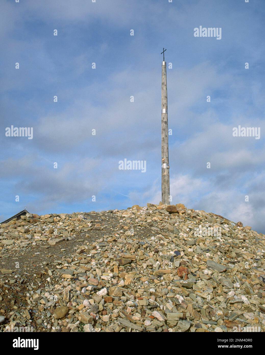 CRUZ DE HIERRO SOBRE UN MONTICULO FORMADO POR GUIJARROS QUE DEJAN LOS ...