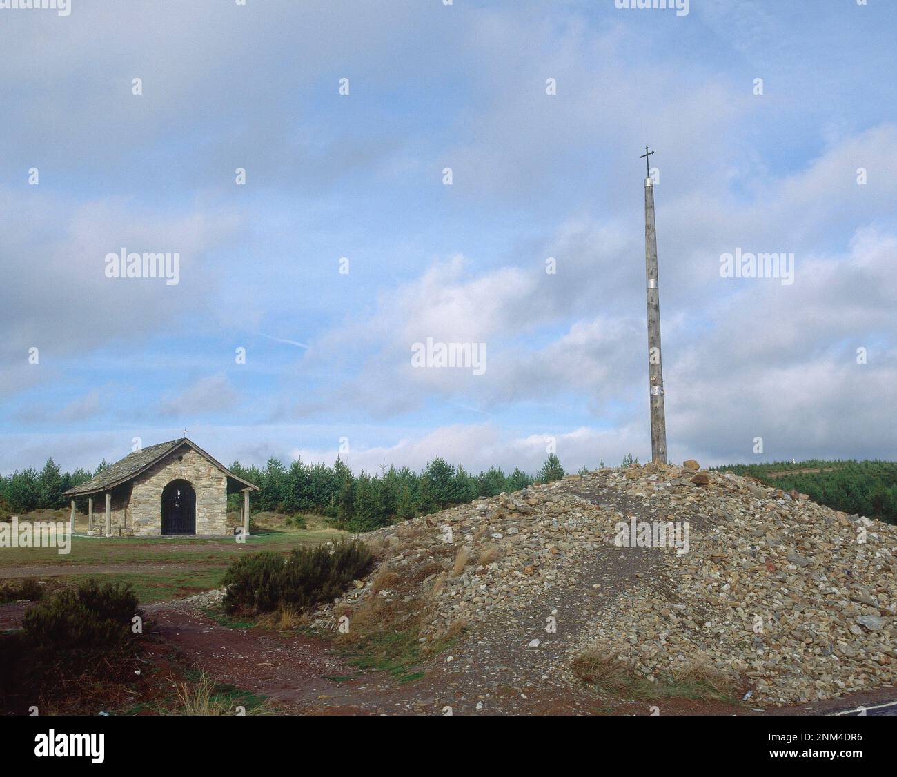 ERMITA Y CRUZ DE HIERRO SOBRE UN MONTICULO FORMADO POR GUIJARROS QUE ...