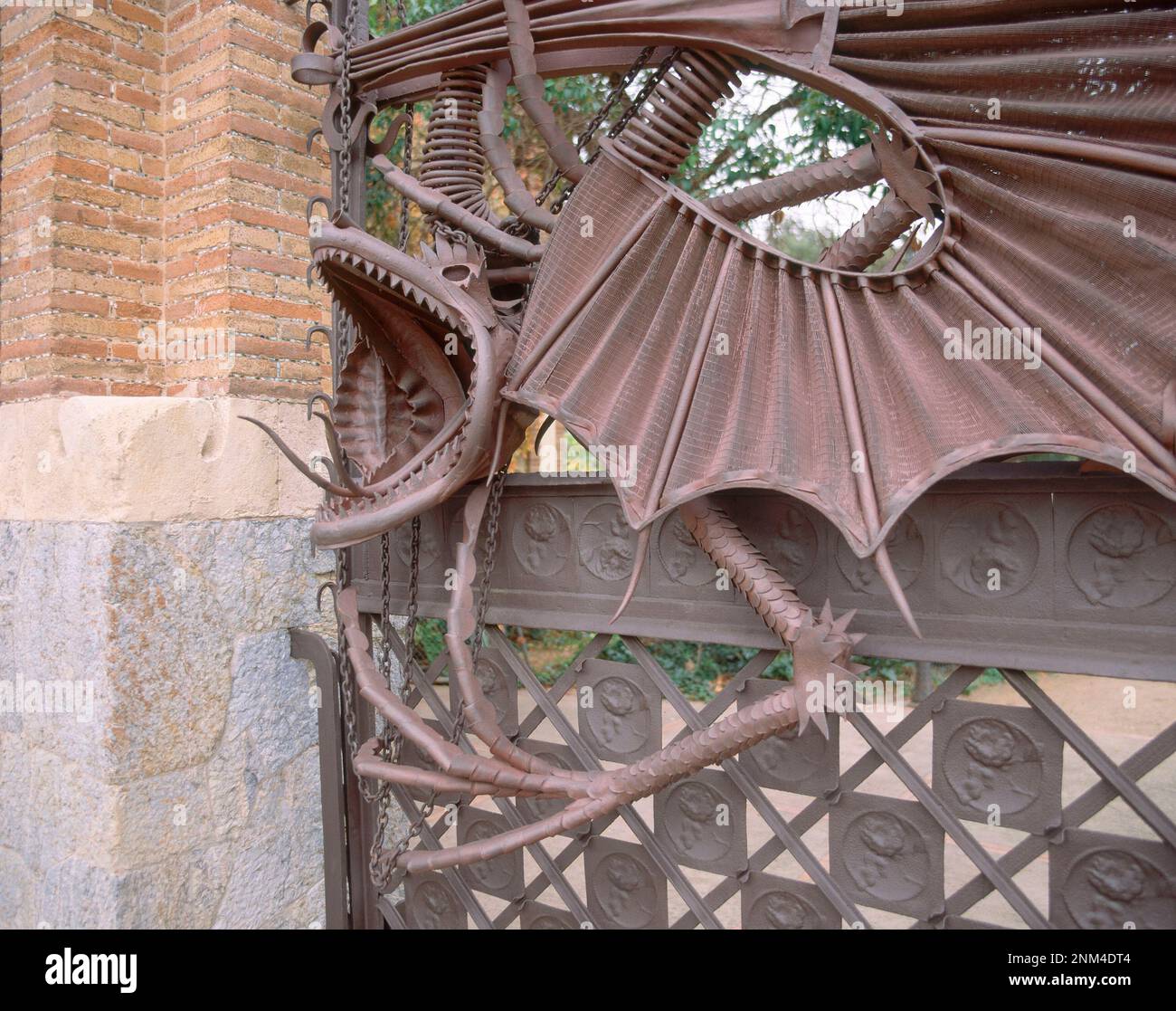 DET DE LA PUERTA DE ENTRADA - VERJA CON LA FIGURA DE UN DRAGON - 1884 ...