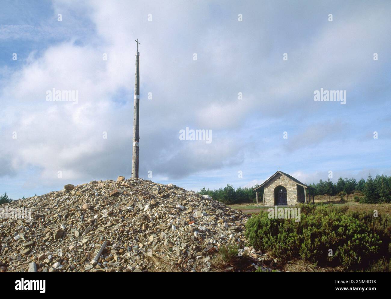 ERMITA Y CRUZ DE HIERRO SOBRE UN MONTICULO FORMADO POR GUIJARROS QUE ...
