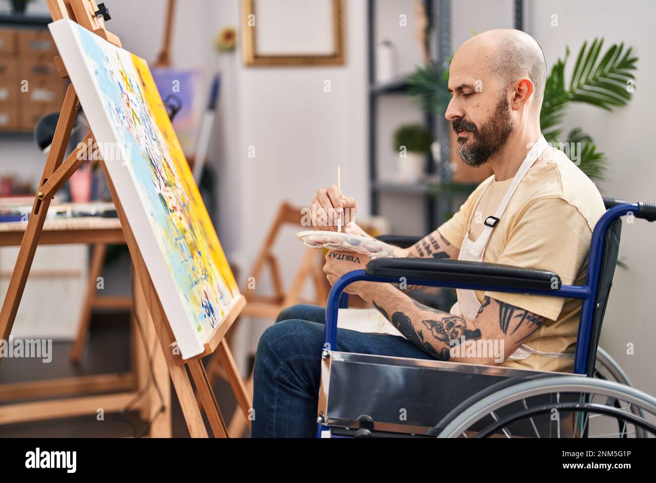 Painter artist disability drawing hi-res stock photography and images ...