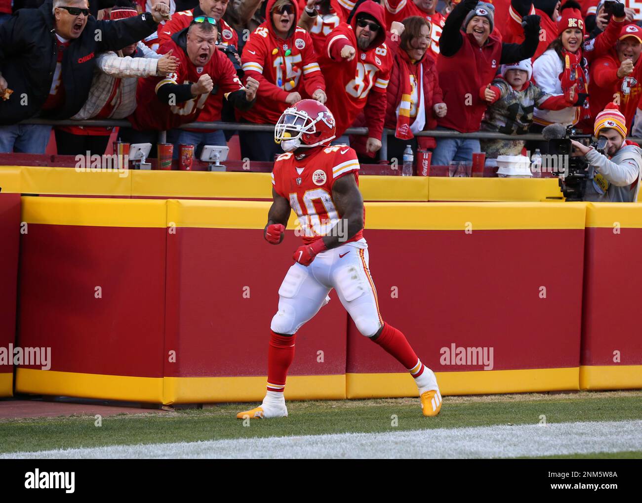 KANSAS CITY, MO - DECEMBER 12: Kansas City Chiefs running back Derrick ...