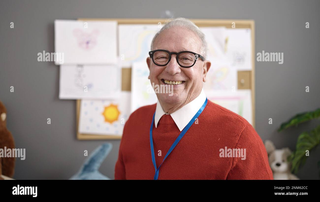 Senior kindergarten hi-res stock photography and images - Alamy