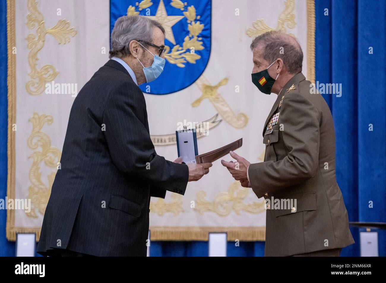 The deputy director of 'La Razón', Jesús María Zuloaga (left), receives ...