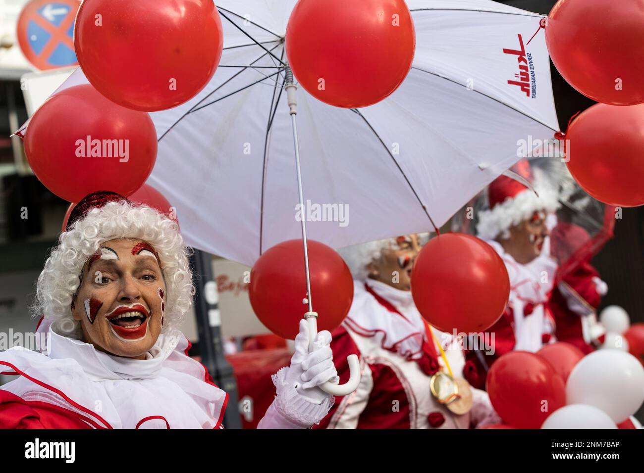 Clowns of Die Jecken Bajazzos in fancy dress for carnival. Kö-Treiben ...