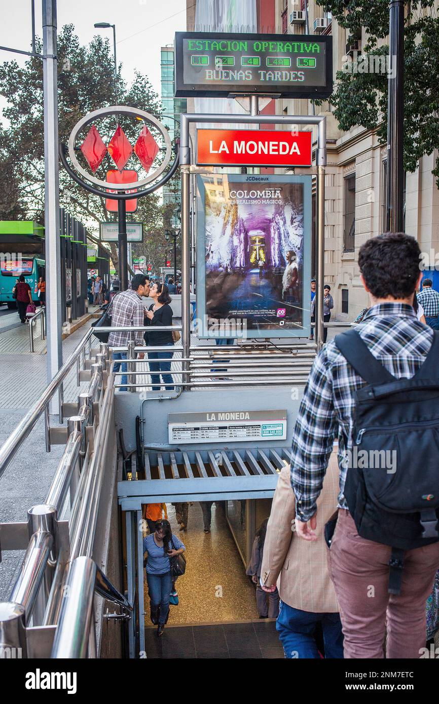 Street scene in Avenida Libertador Bernardo O´Higgins, La Moneda metro ...