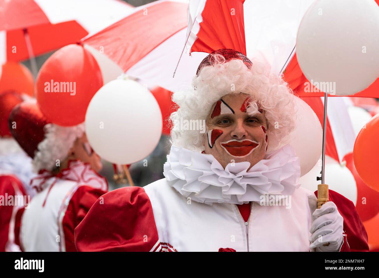 Clowns of Die Jecken Bajazzos in fancy dress for carnival. Kö-Treiben ...