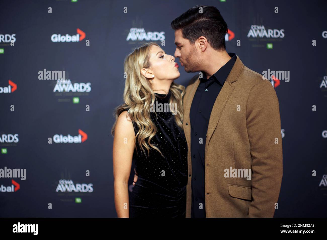 Steven Lee Olsen and his wife, Shannon Ella, kiss on the red carpet at ...
