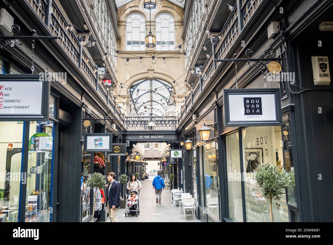 Cardiff shopping scene hi-res stock photography and images - Alamy