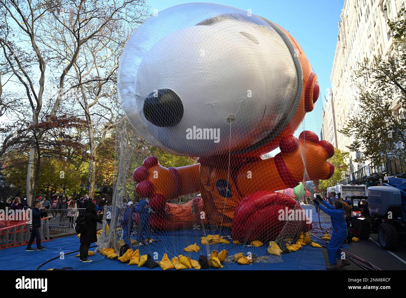 Photo by: NDZ/STAR MAX/IPx 2021 11/24/21 Workers inflate the 'Astronaut ...