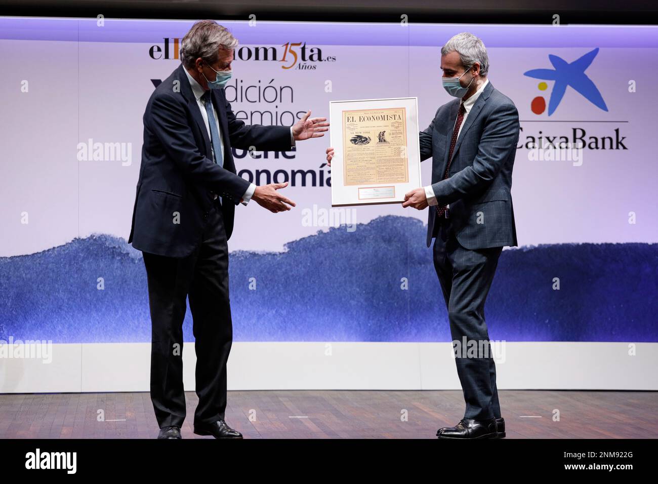 The CEO of DAMM, Jorge Villavecchia (left), collects an award ...