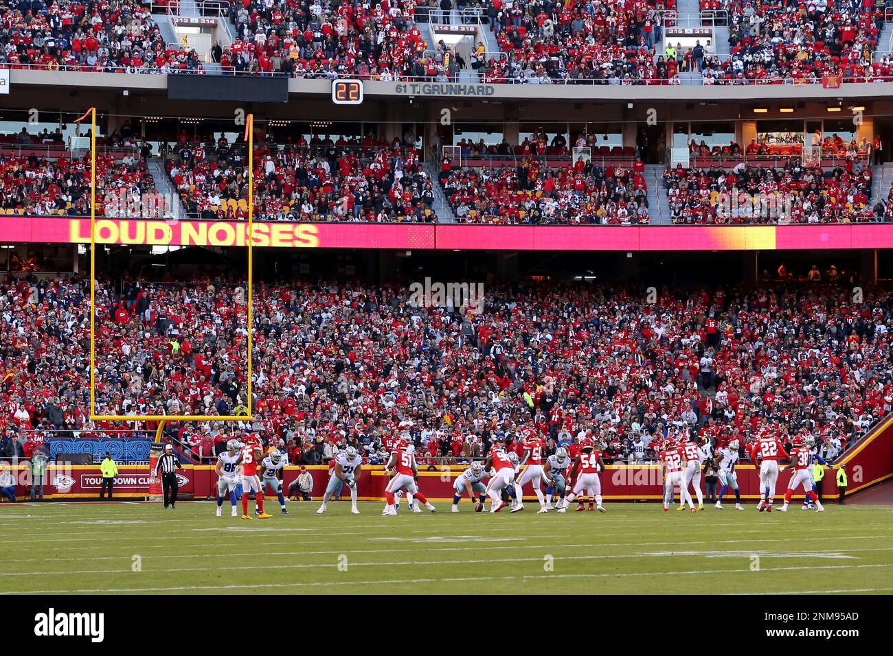 KANSAS CITY, MO - NOVEMBER 21: A wide view of the field in the first ...