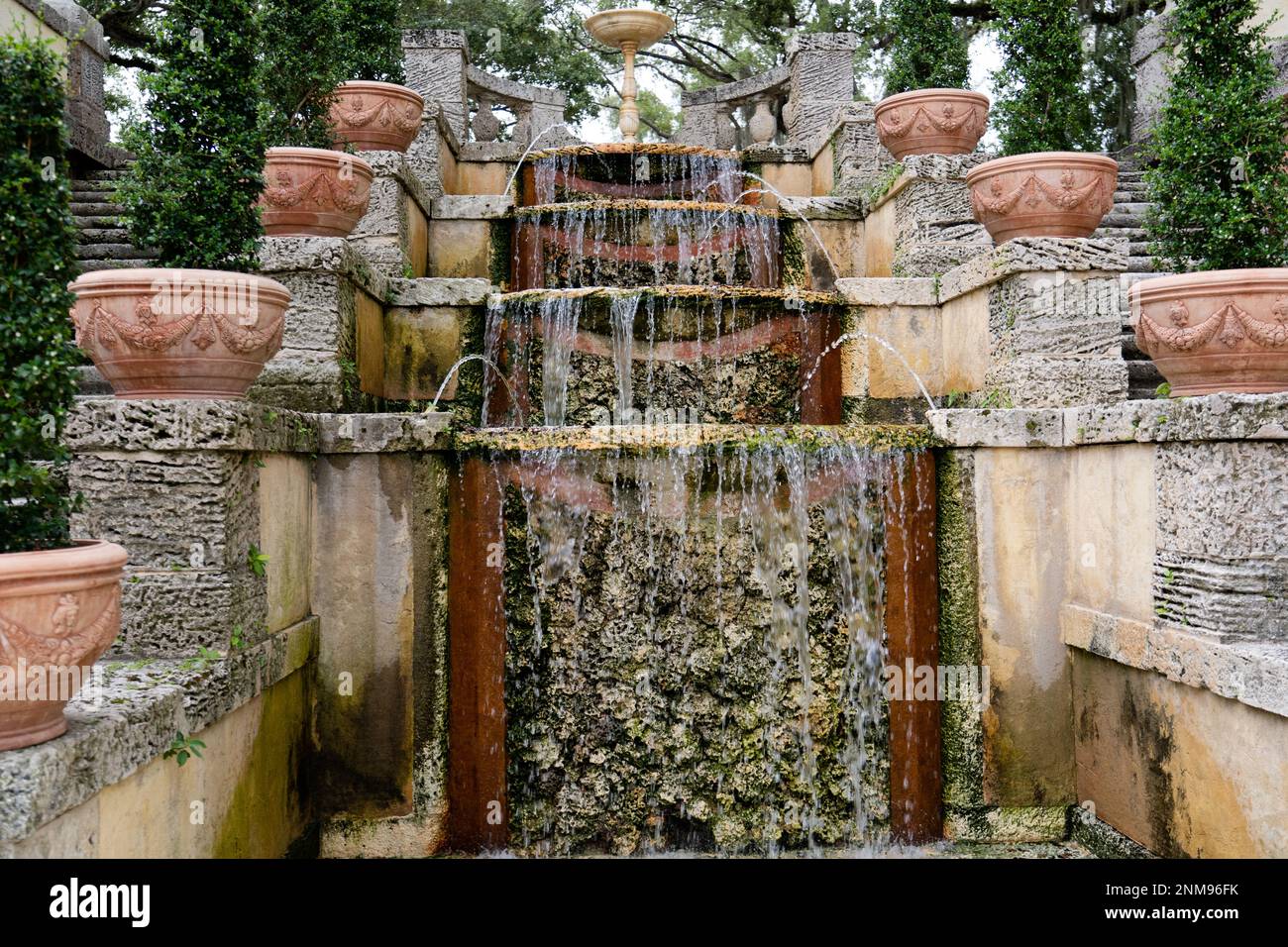 Water step fountain hi-res stock photography and images - Alamy