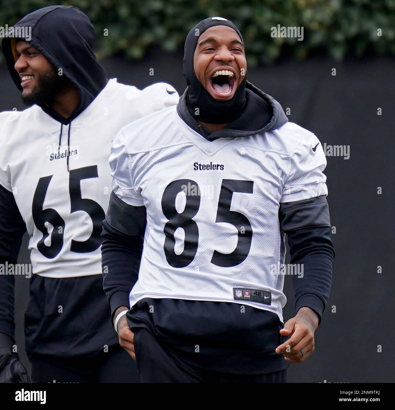 Pittsburgh Steelers tight end Eric Ebron (85) warms up during an NFL ...