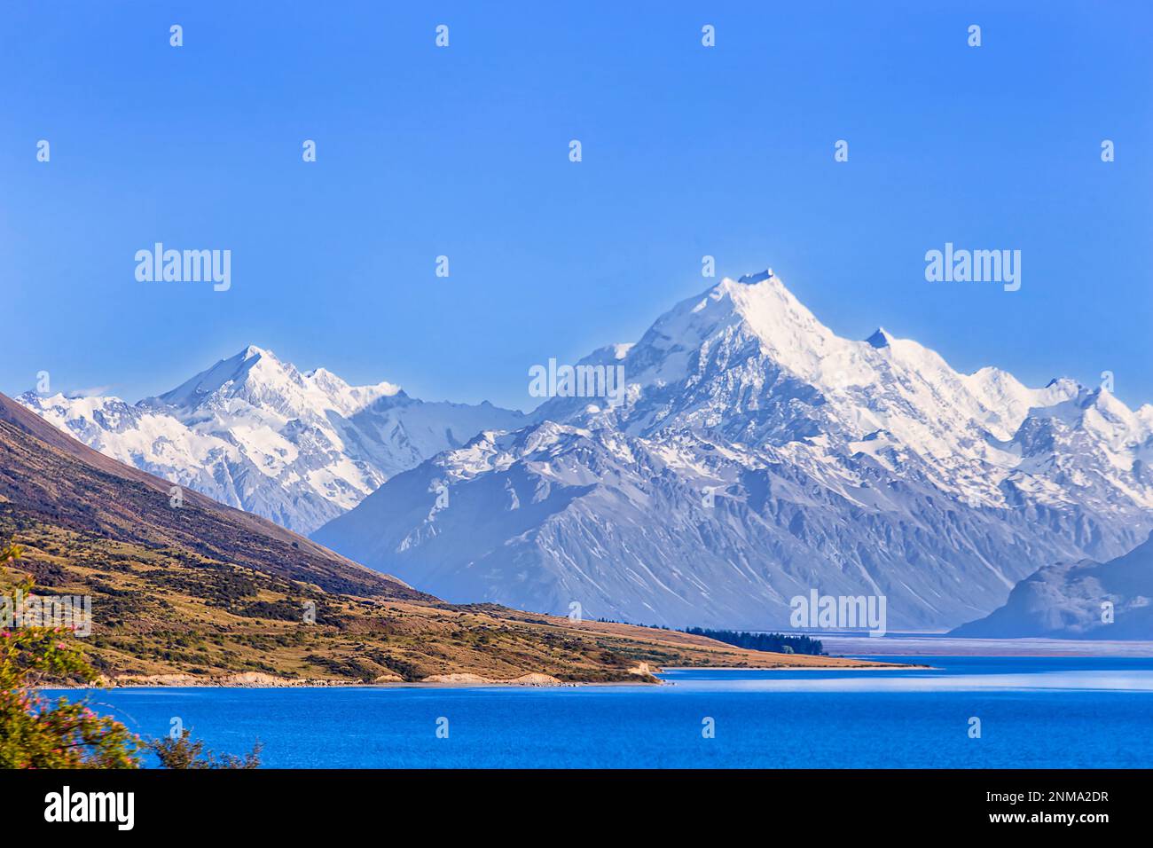 New Zealand Pukaki lake and Aoraki Mt Cook mountain peaks on South island - popular tourist ...