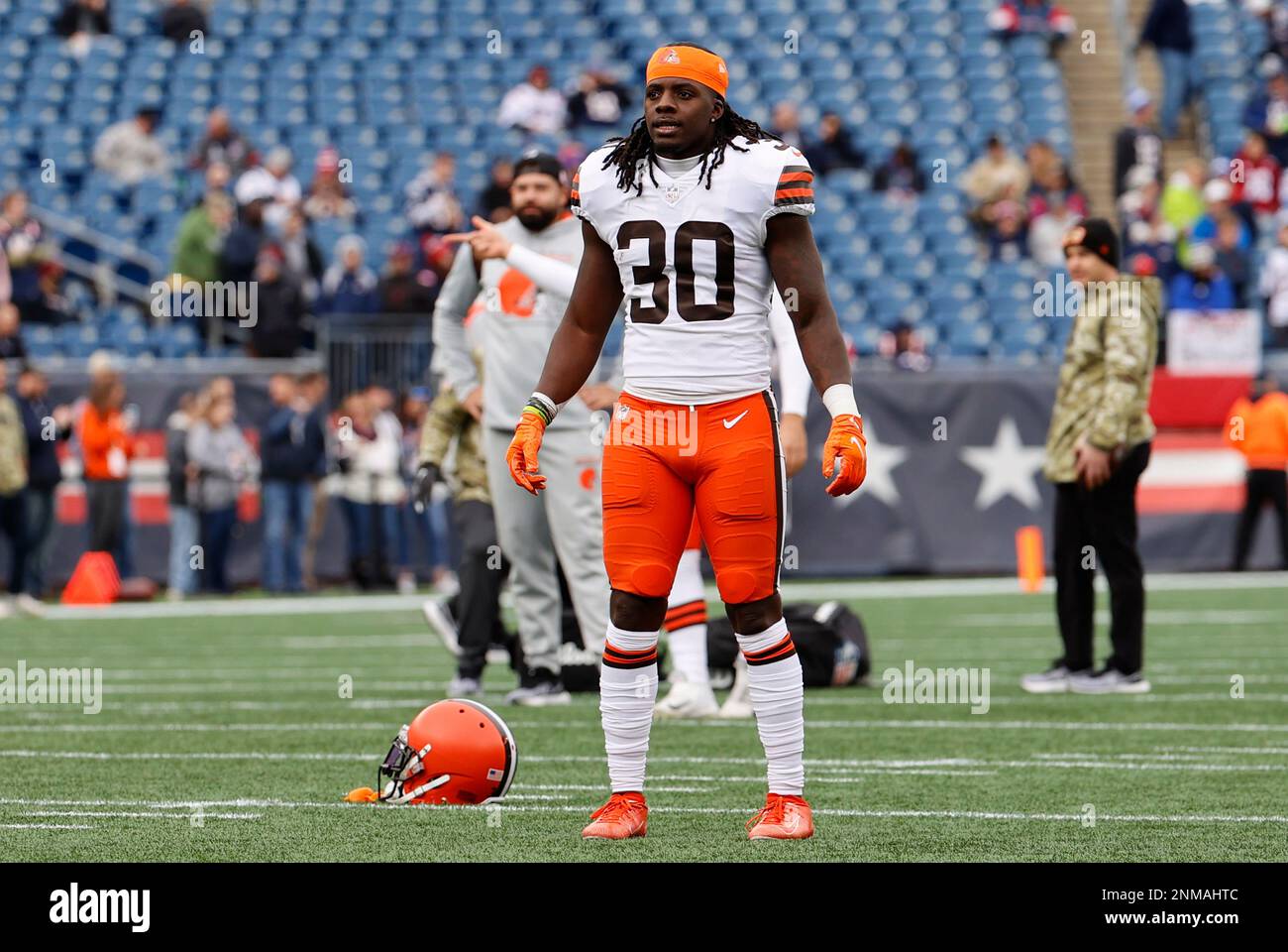 FOXBOROUGH, MA - NOVEMBER 14: Cleveland Browns running back D'Ernest ...