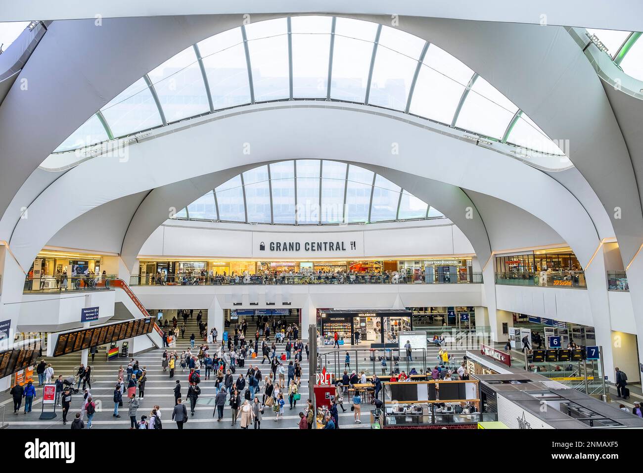 Crowded train station birmingham hi-res stock photography and images ...