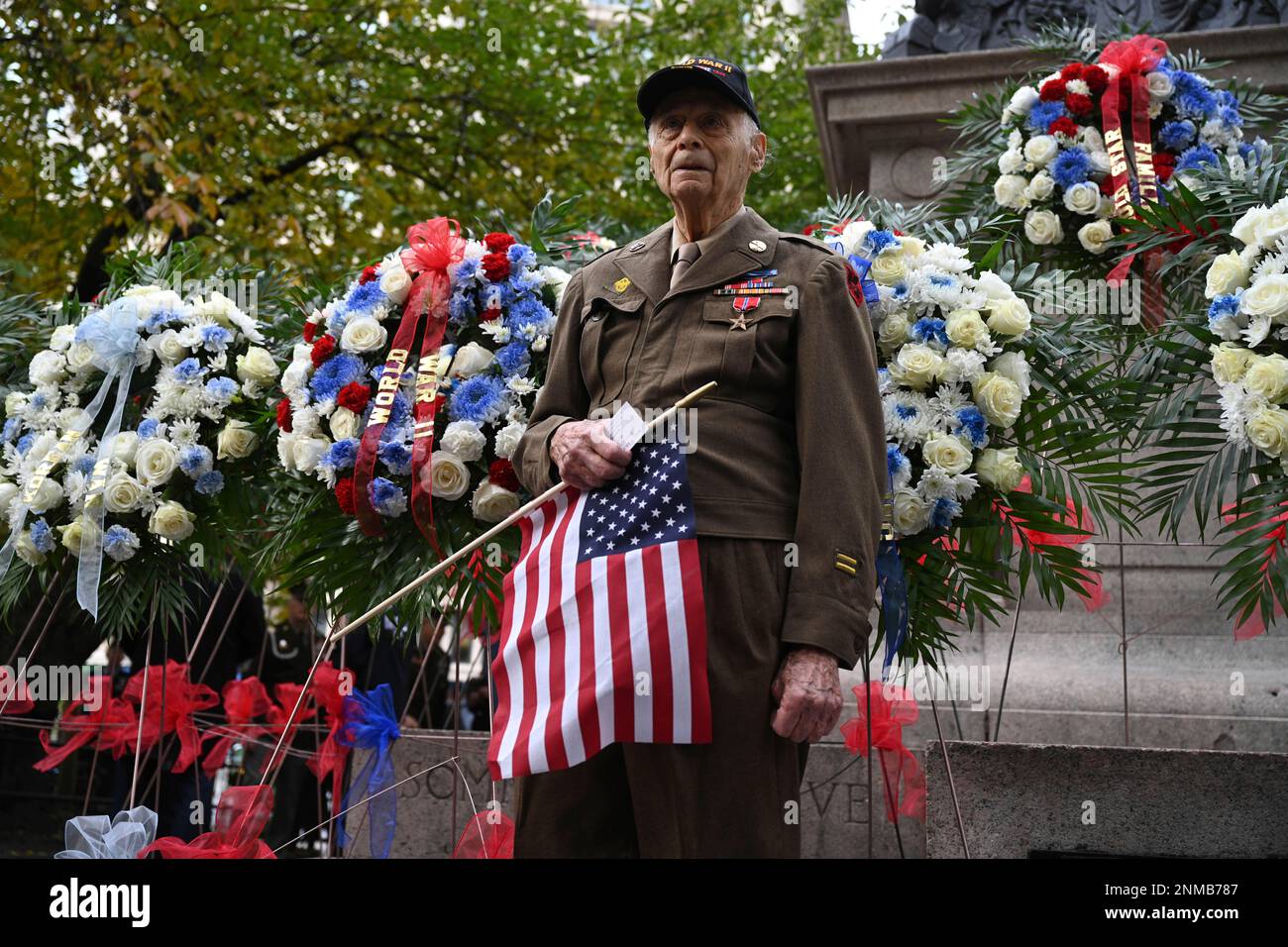 Photo by: NDZ/STAR MAX/IPx 2021 11/11/21 World War 2 veteran Arnold Strauch attends the Laying ...